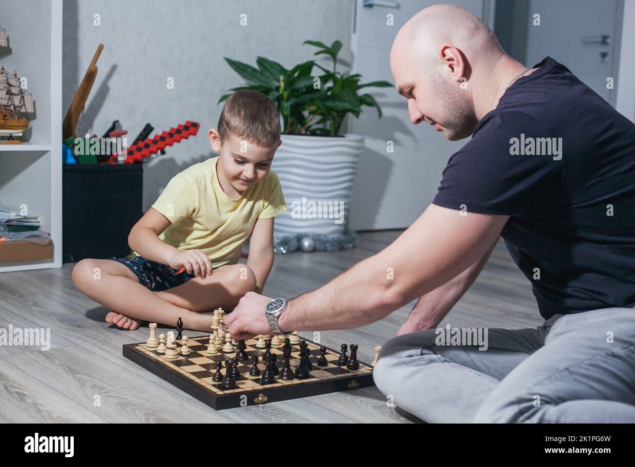 Dad and son playing chess hi-res stock photography and images - Alamy