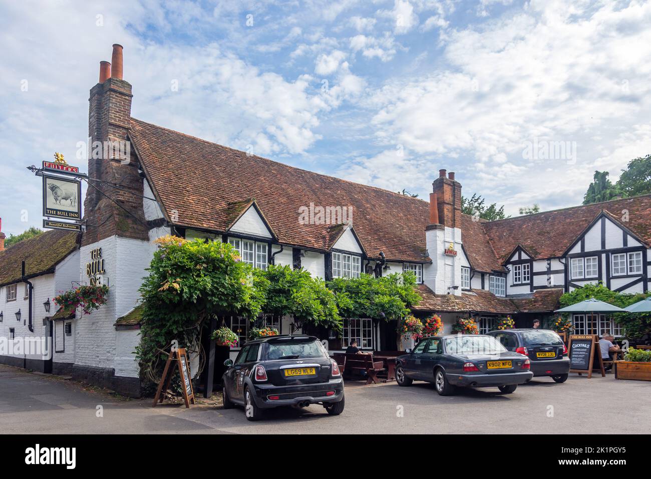 Sonning village high street hi-res stock photography and images - Alamy