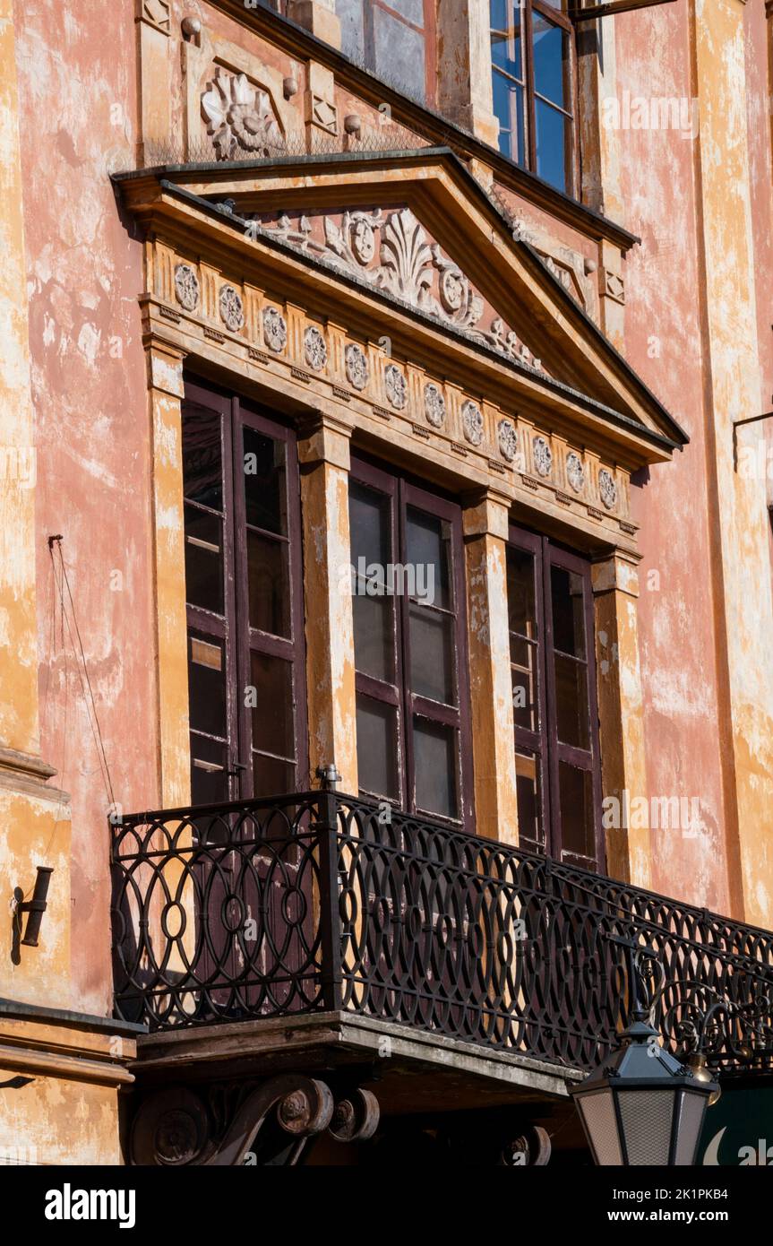Triangle pediment and entablature Classical architectural elements in ...