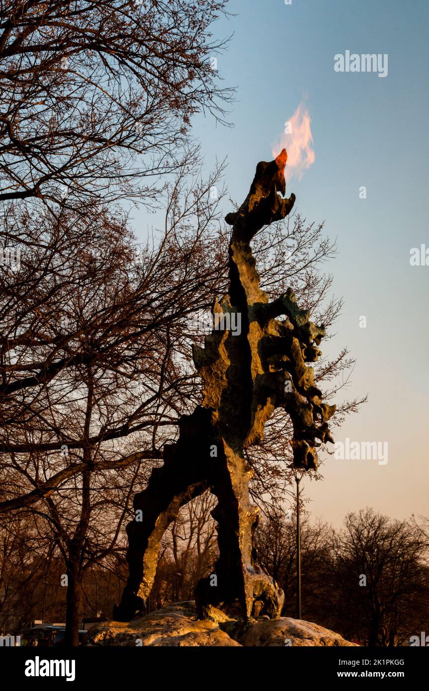 Fire breathing dragon statue hi-res stock photography and images - Alamy