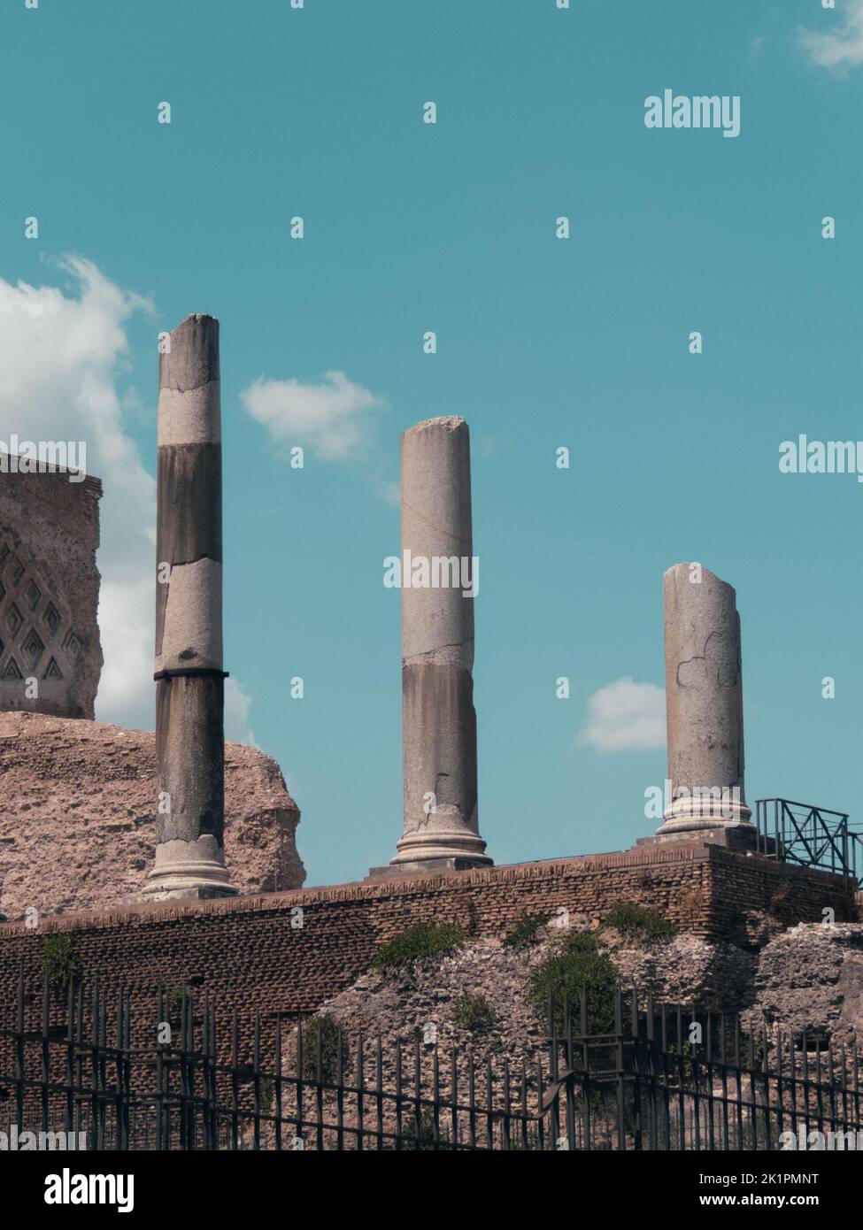 Vertical columns hi-res stock photography and images - Alamy