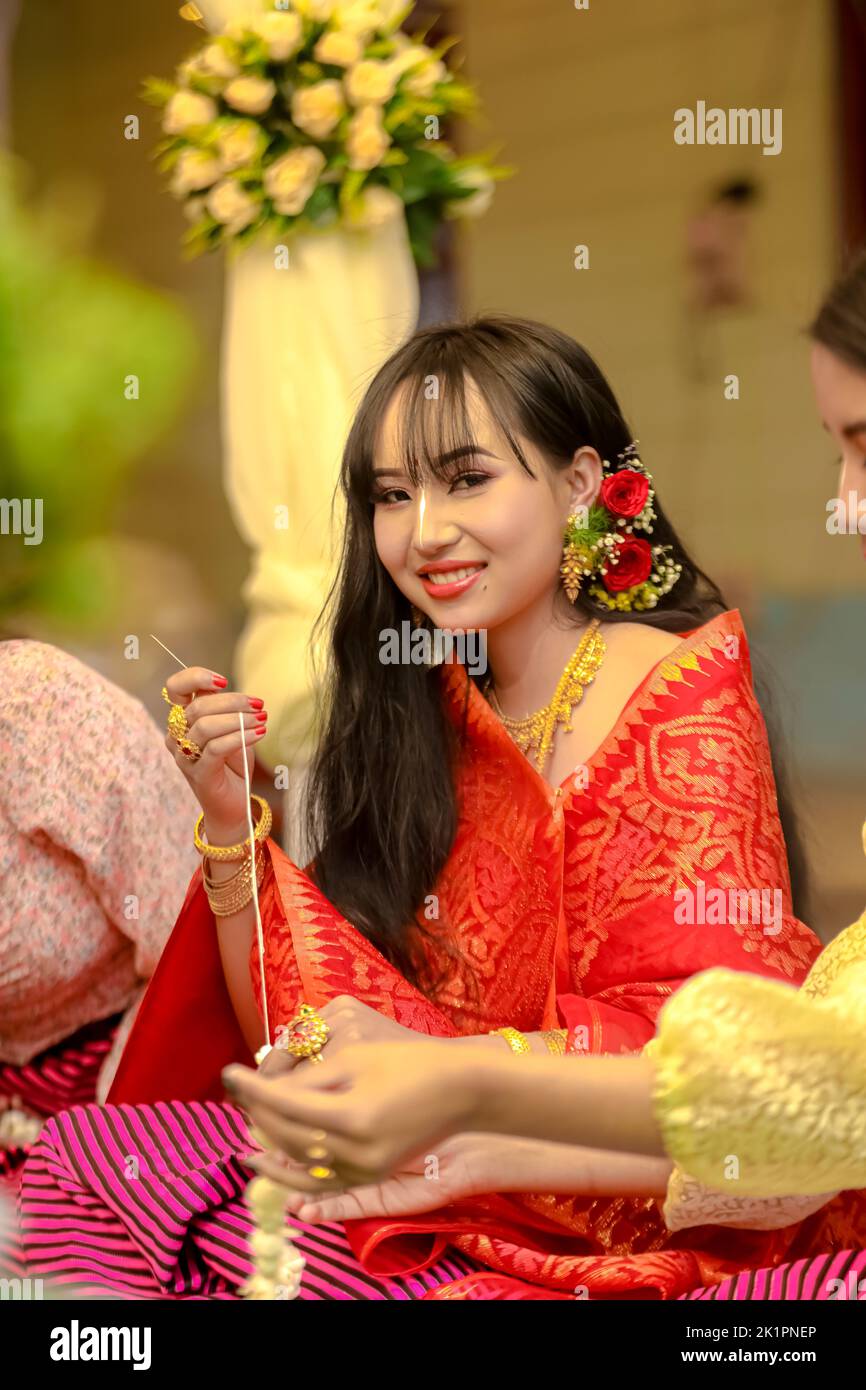 A portrait of a beautiful Indian bride on her wedding day morning Stock ...