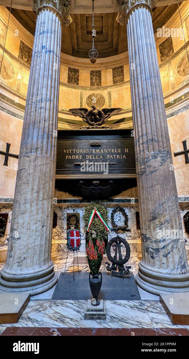 A vertical shot of the Pantheon, the Tomb of King Victor Emmanuel II in ...