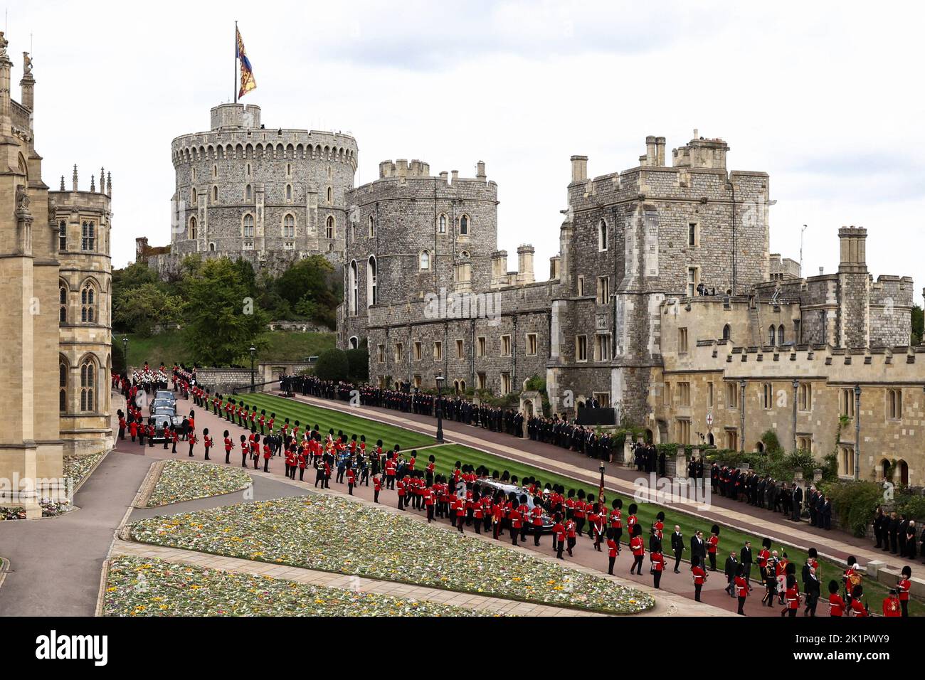The Ceremonial Procession of the coffin of Queen Elizabeth II arrives ...