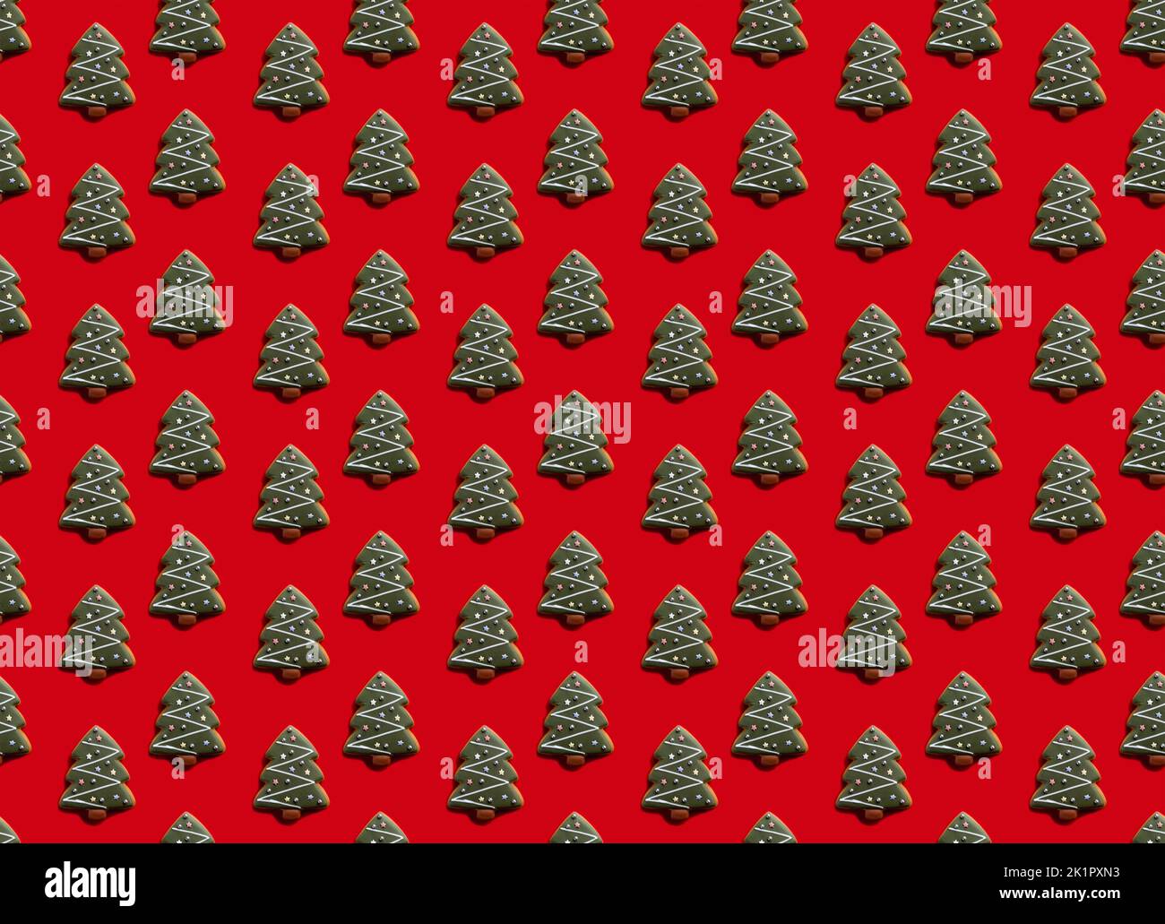 Christmas tree pattern. Red seamless background. Winter holidays ...