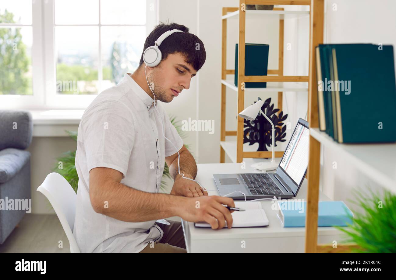 Office computer young man hi-res stock photography and images - Alamy