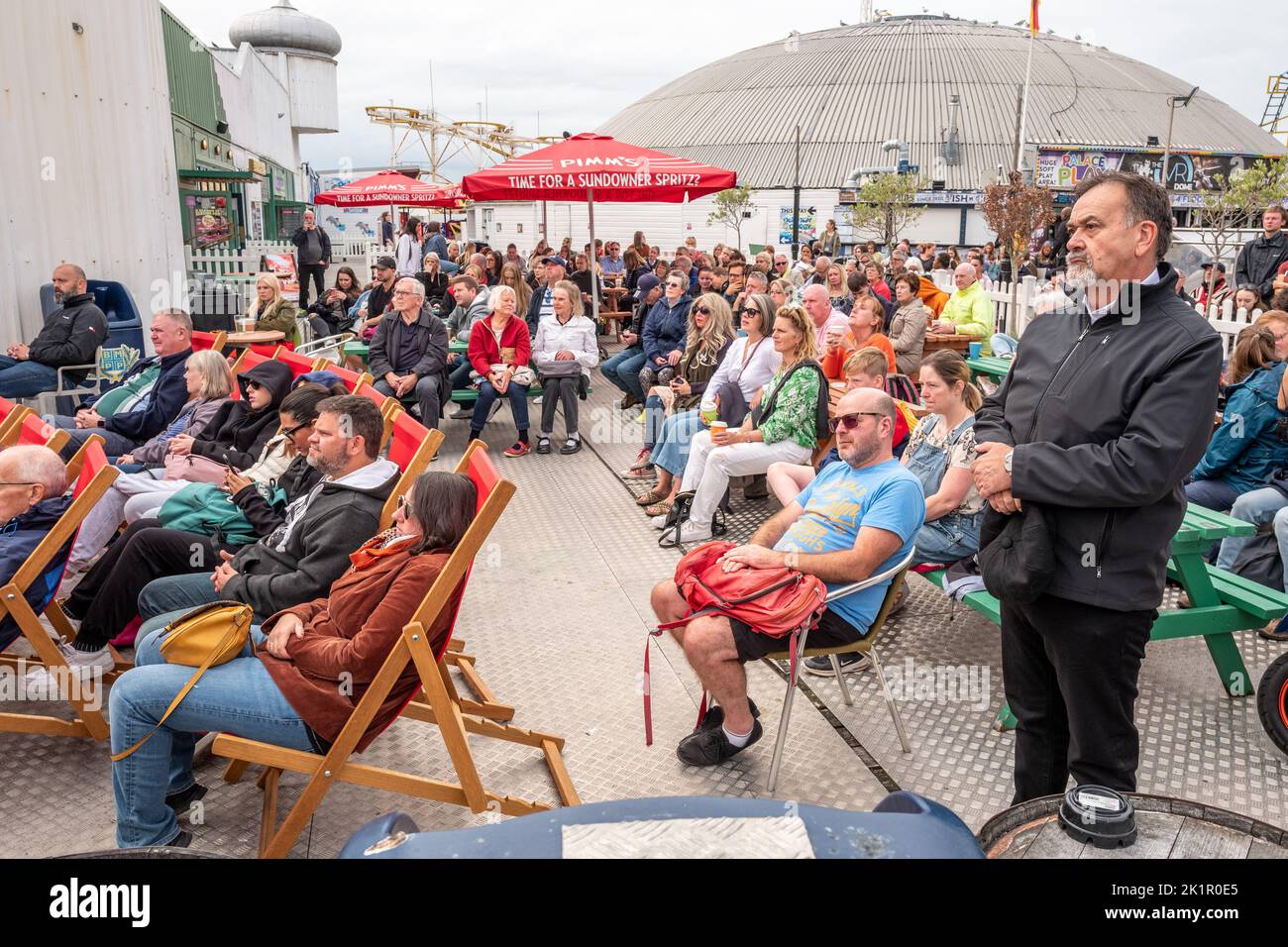 Brighton, September 19th 2022: People watching the funeral of Queen ...