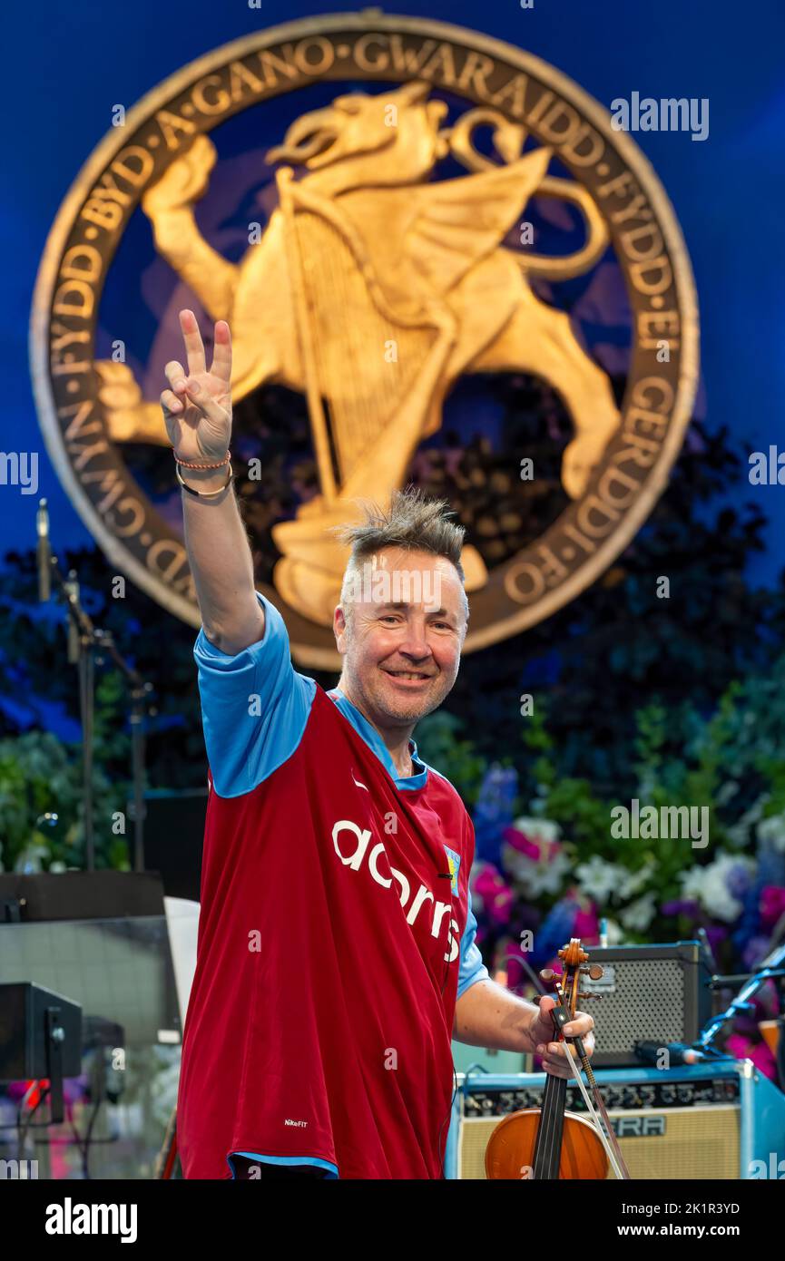 Violinist Nigel Kennedy wears an Aston Villa shirt as he rehearses ...