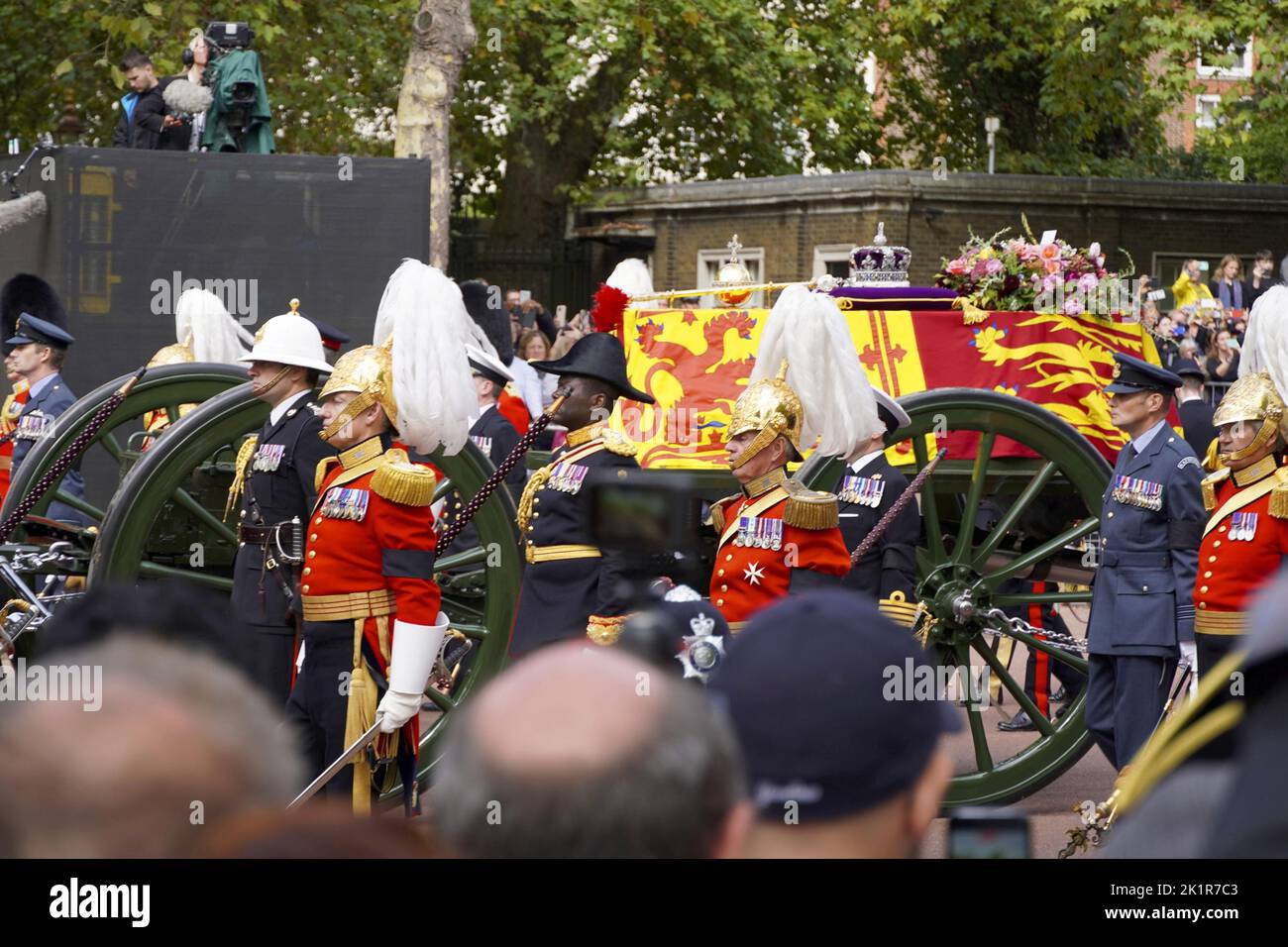 The procession carries the coffin of Britain's Queen Elizabeth II in ...