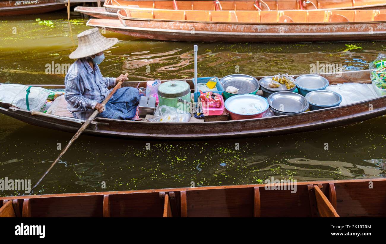 People at Damnoen saduak floating market, Bangkok Thailand. colorful ...