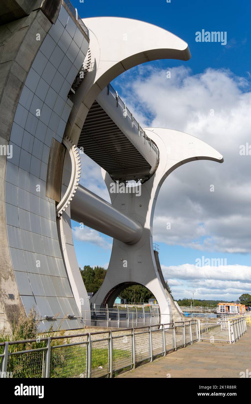 The Falkirk Wheel rotating boat lift connecting the Forth and Clyde ...