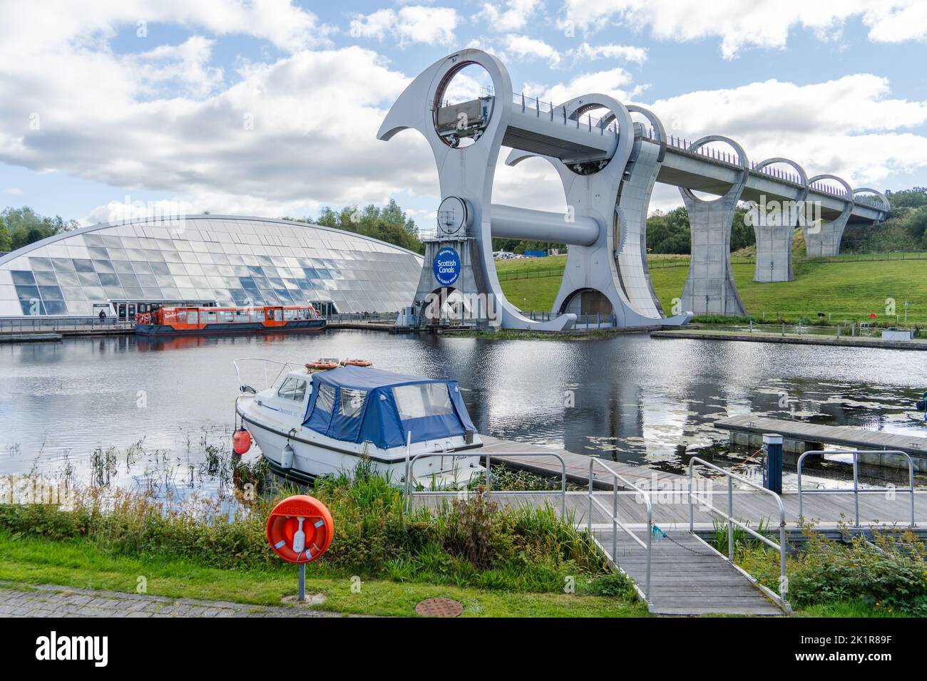 The Falkirk Wheel rotating boat lift connecting the Forth and Clyde ...