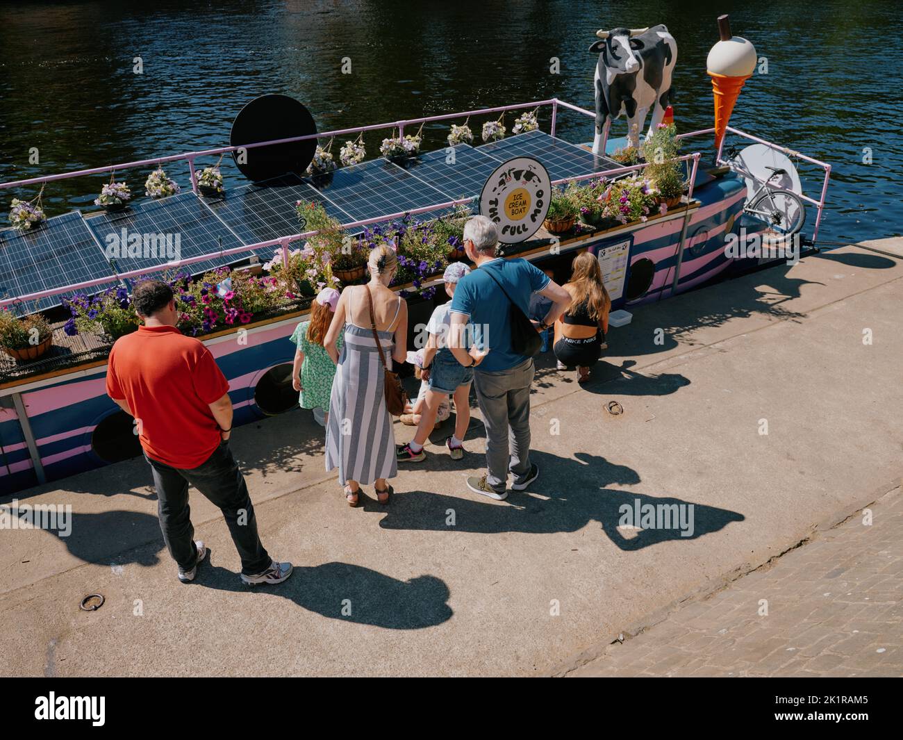 Full moo ice cream narrow boat hi-res stock photography and images - Alamy