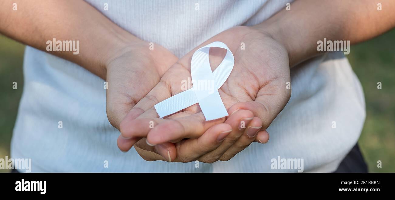 Lung cancer ribbon hi-res stock photography and images - Alamy