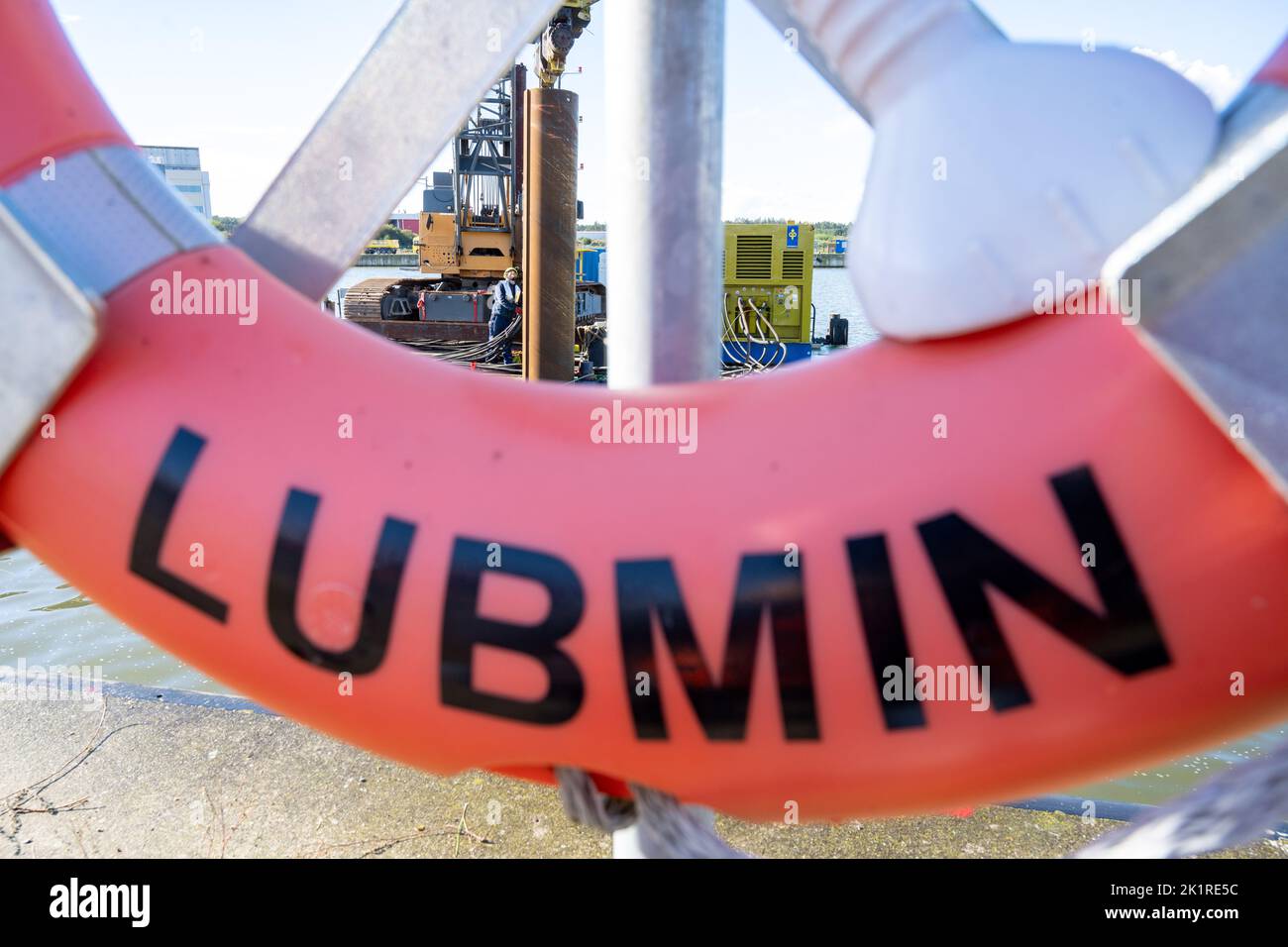 20 September 2022, Mecklenburg-Western Pomerania, Lubmin: Behind a life ...
