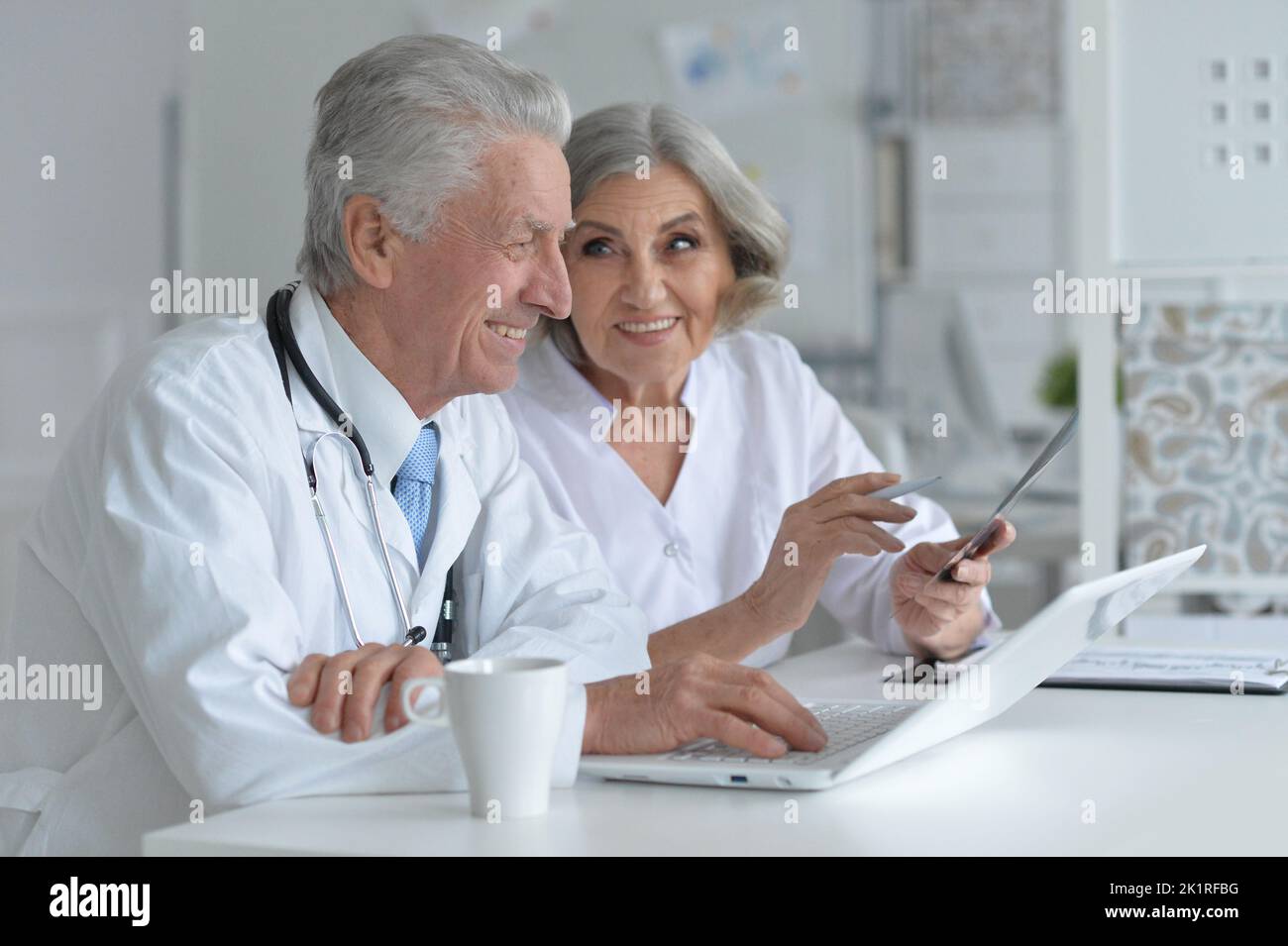 Couple of doctors hi-res stock photography and images - Alamy