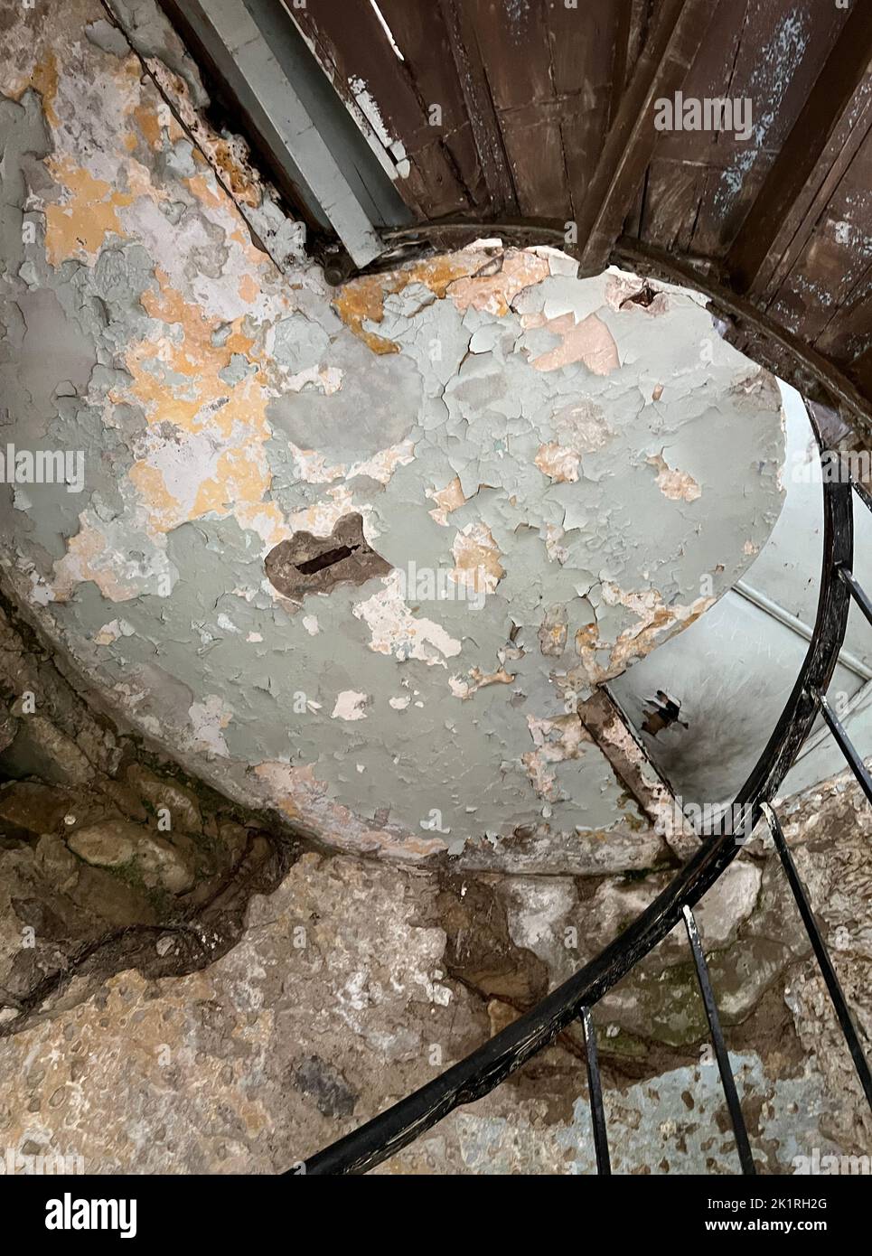 old peeling wall and ceiling, peeling plaster Stock Photo - Alamy