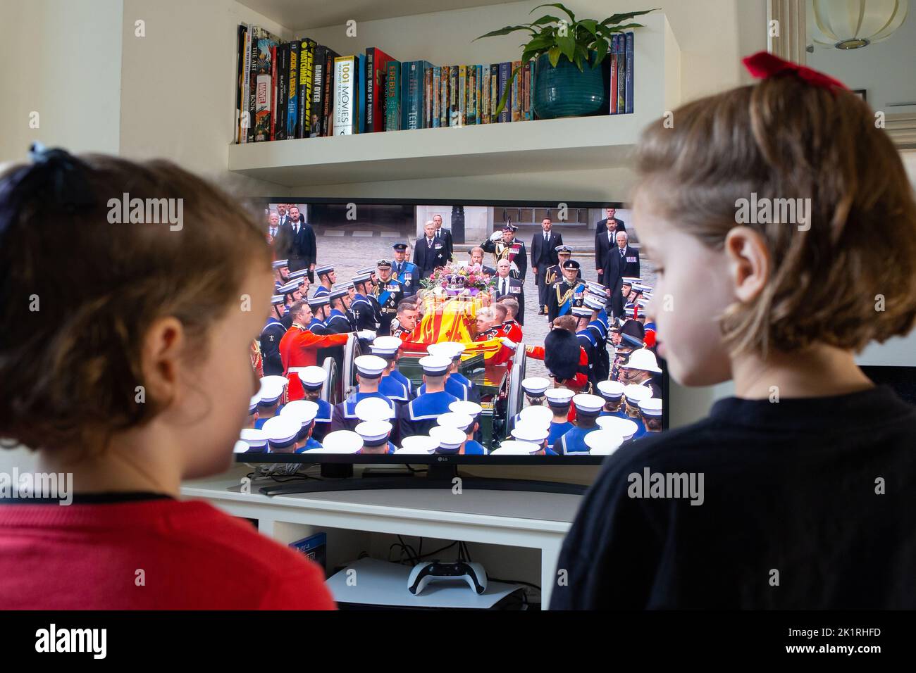 UNITED KINGDOM, London: 19th September 2022 Sisters Lara, aged 6 (left ...