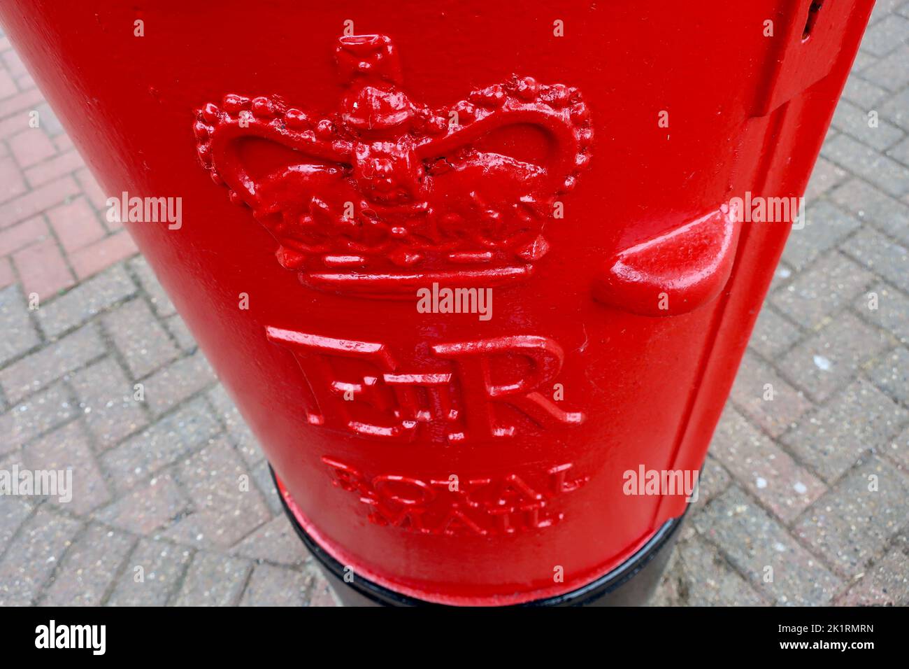 Kesgrave, Ipswich, Suffolk - 20 September 2022 : ER Royal Mail red post ...