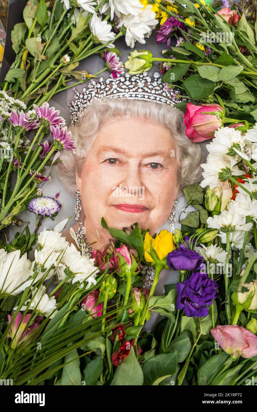London UK. 20 September 2022. Flwers are placed as tribute to Queen ...