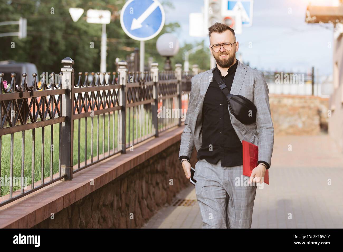 female guide is telling a group of tourists about something Stock Photo ...