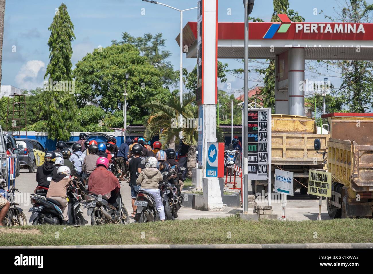 Queue gas station hi-res stock photography and images - Alamy