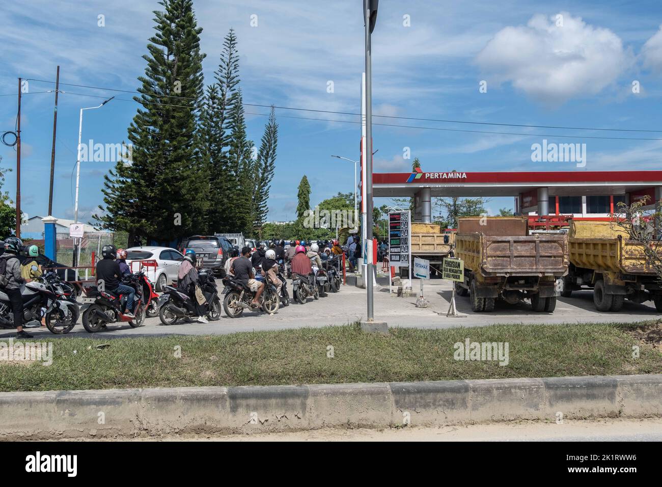 Queue gas station hi-res stock photography and images - Alamy