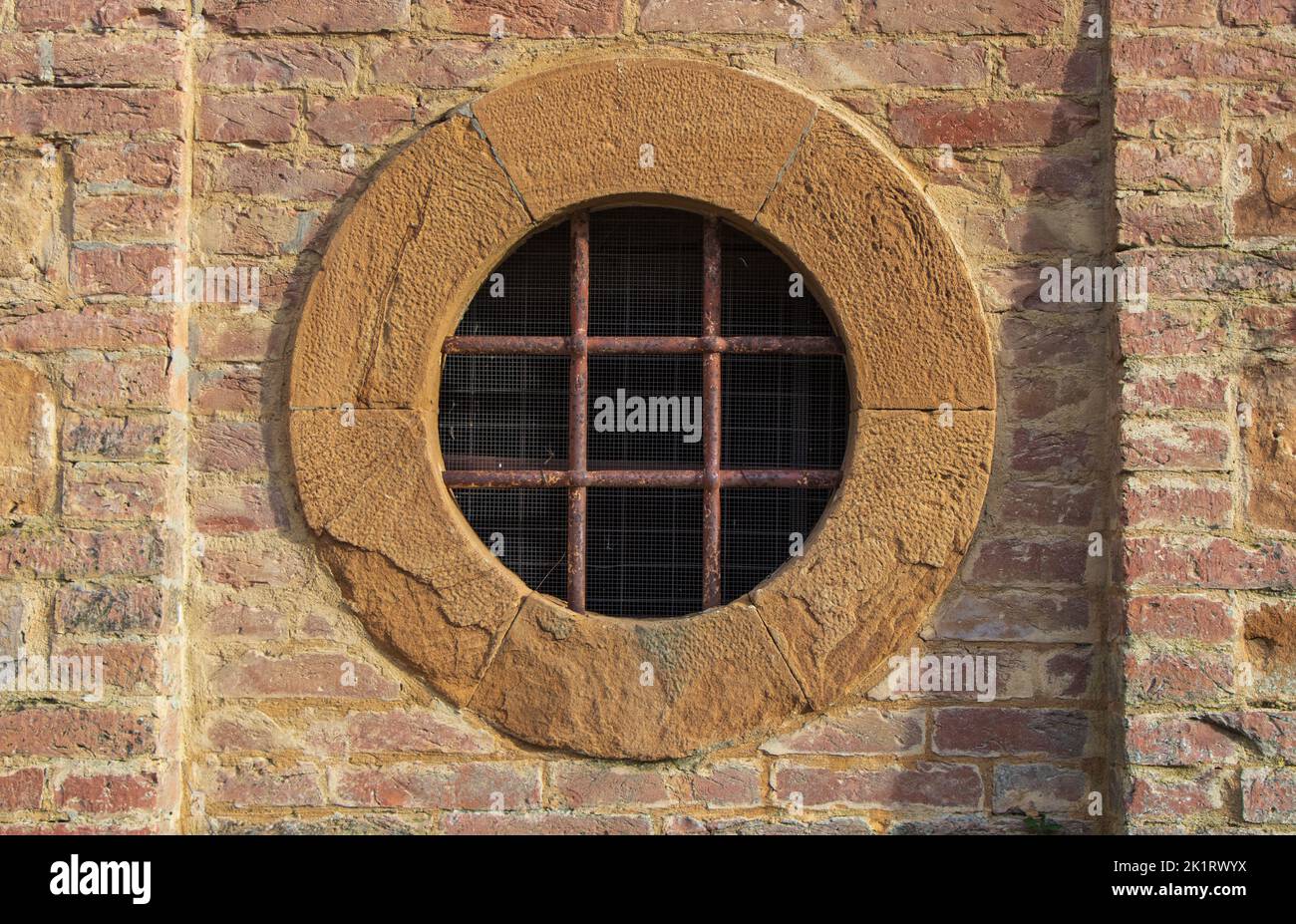 Steel door round window hi-res stock photography and images - Alamy