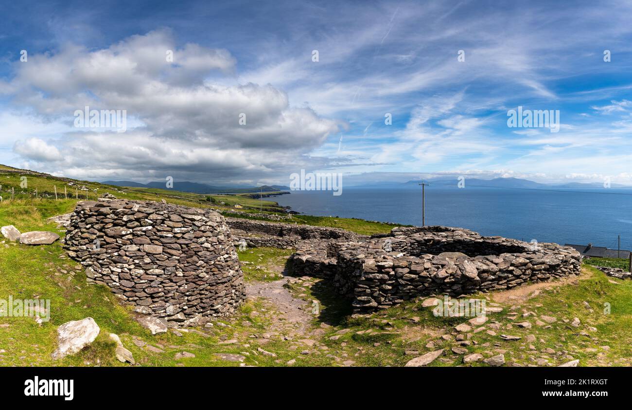 Ancient beehive stone hut hi-res stock photography and images - Alamy