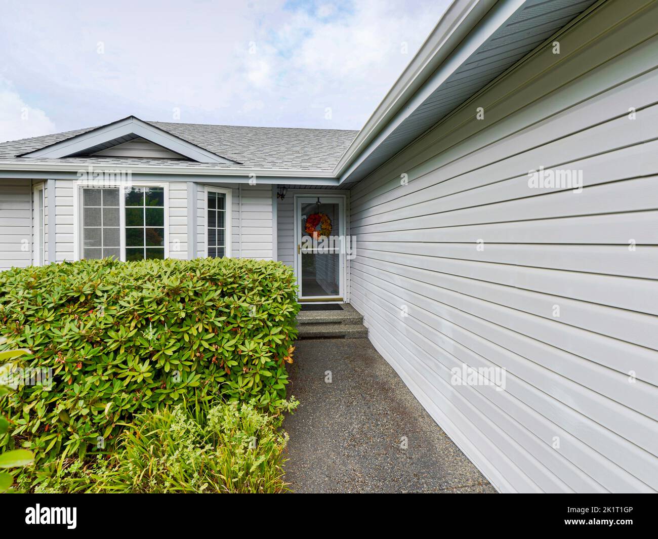Modern residential front entrance exterior Stock Photo - Alamy