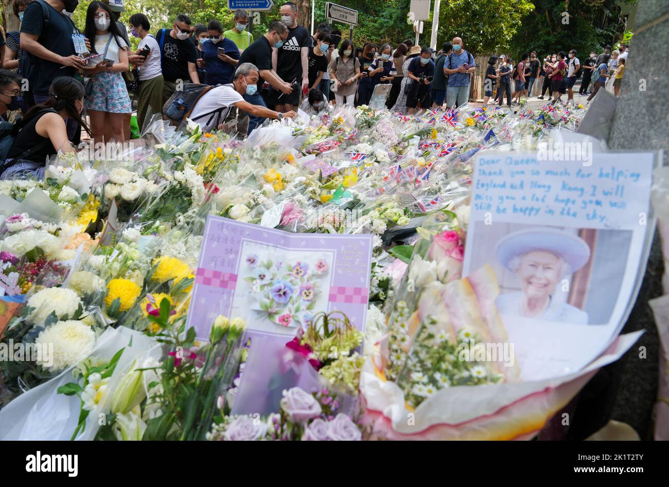 People queue up to leave floral tributes during Queen Elizabeth's death ...