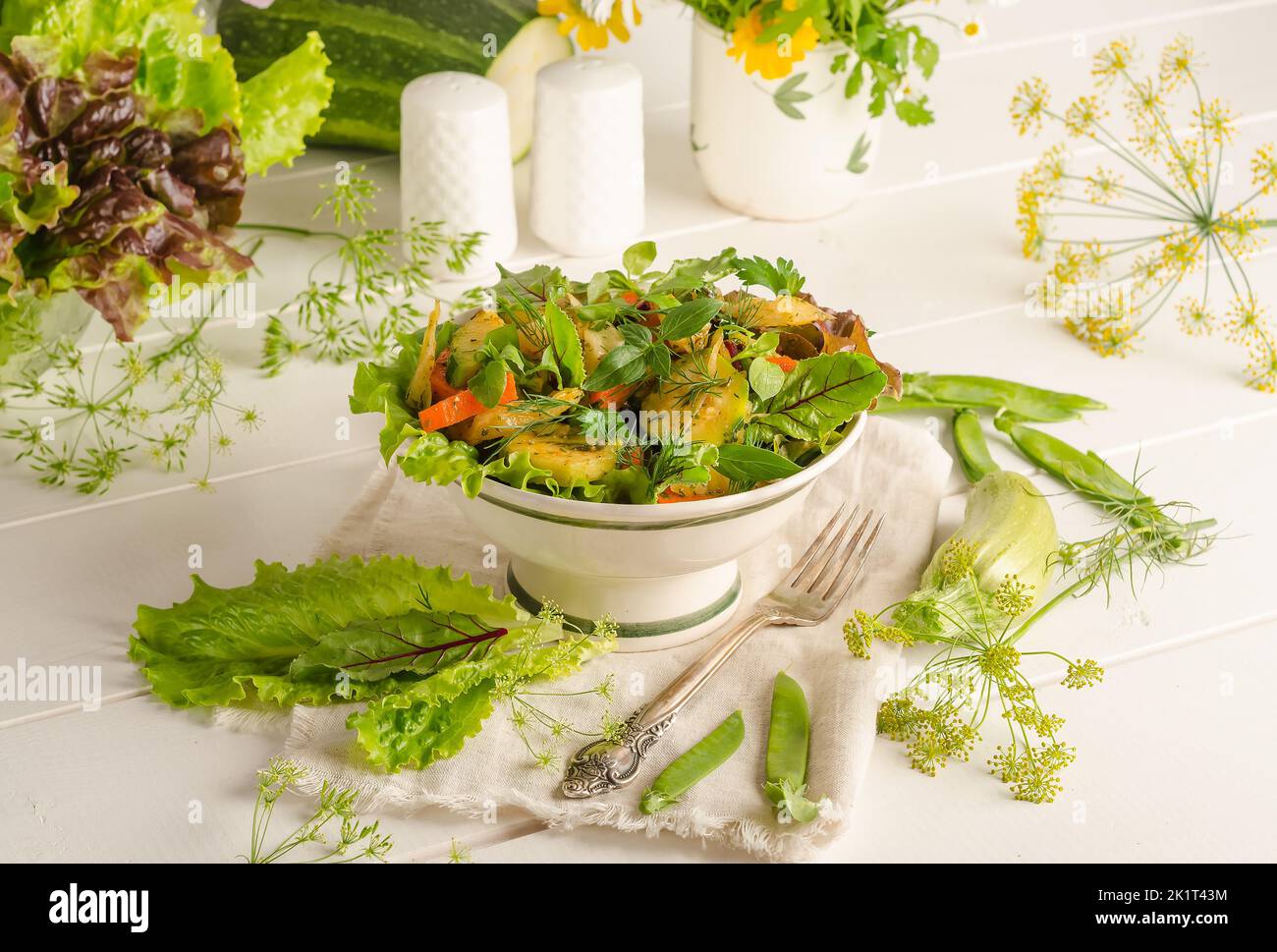 Salad presentation hi-res stock photography and images - Alamy