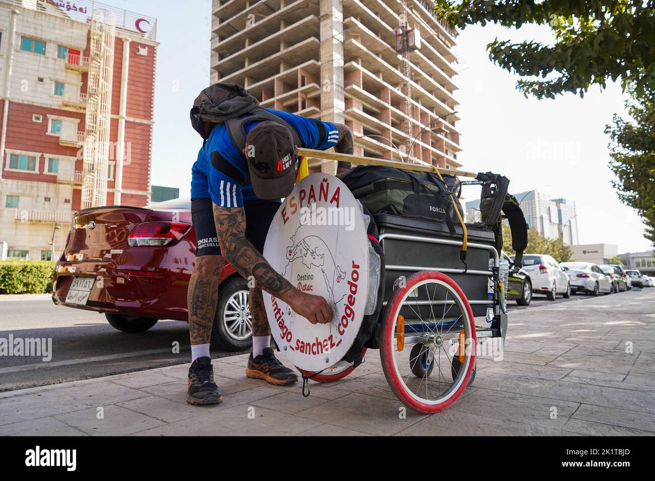 Erbil, Iraq. 18th Sep, 2022. Santiago Sanchez preparing his small cart ...