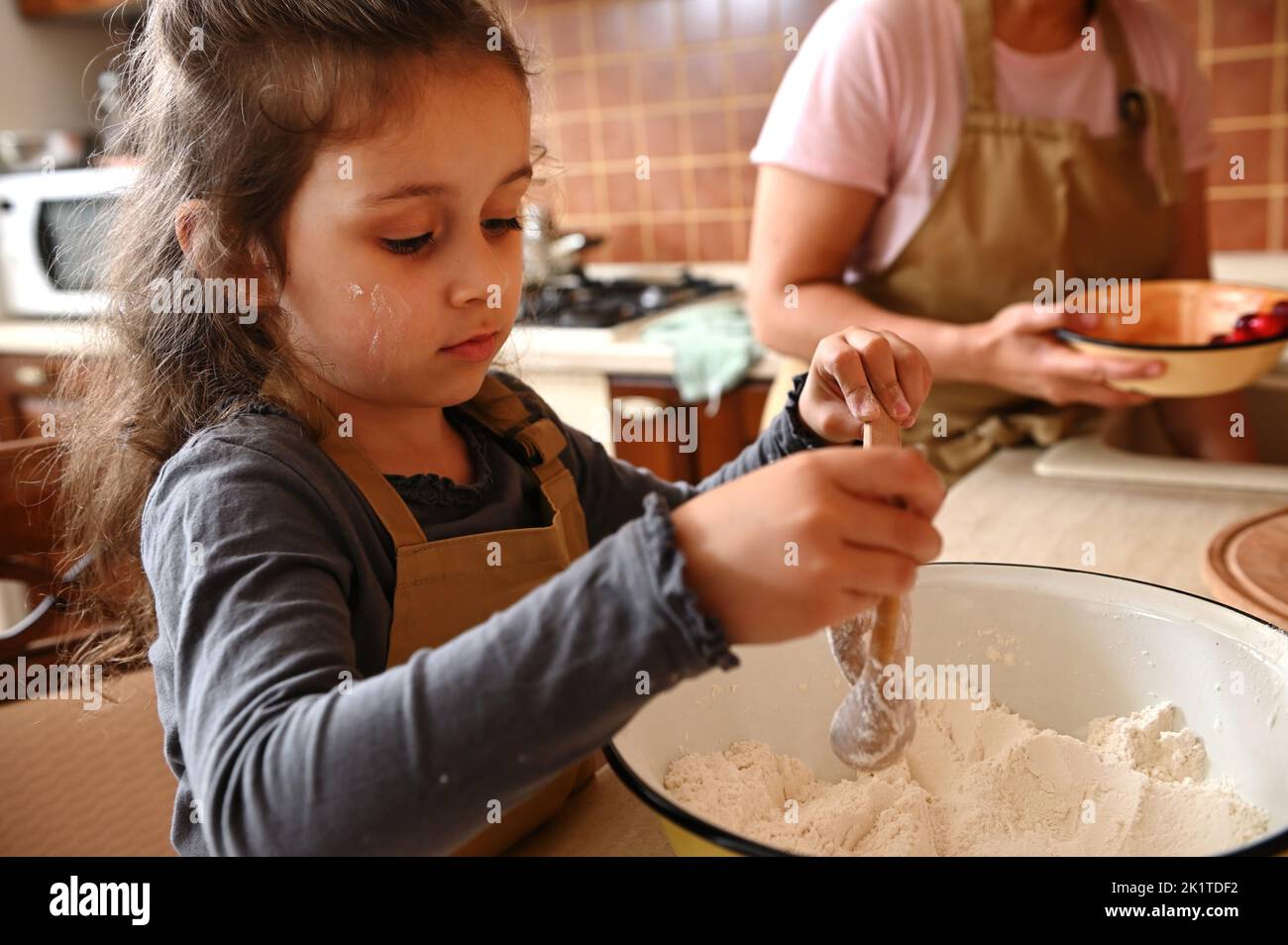 Child playing with mixing bowl hi-res stock photography and images - Alamy