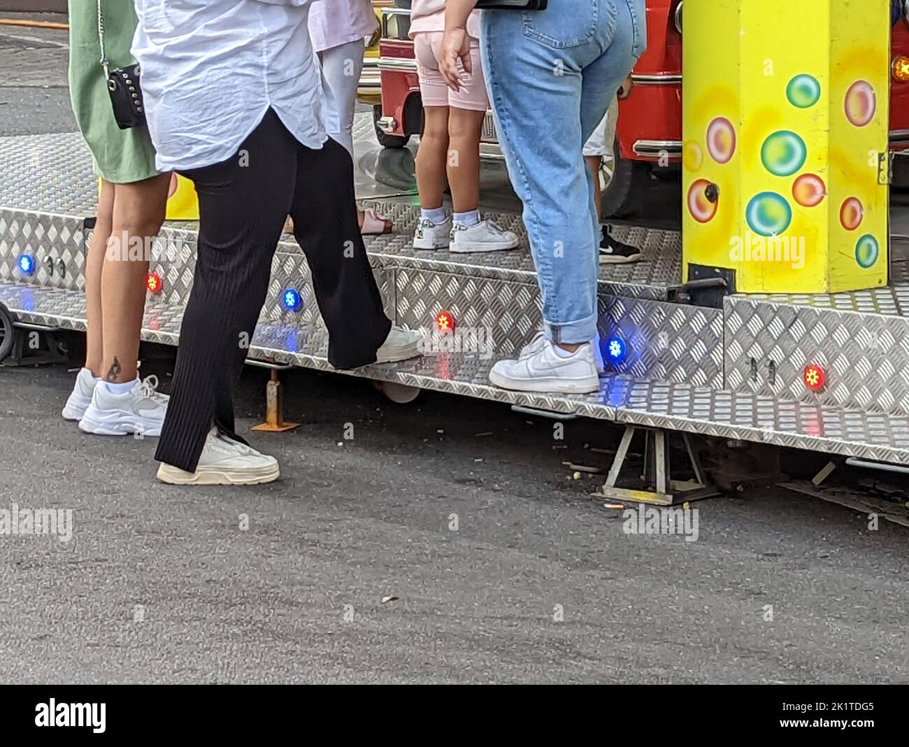 Crowd at street fair hi-res stock photography and images - Alamy