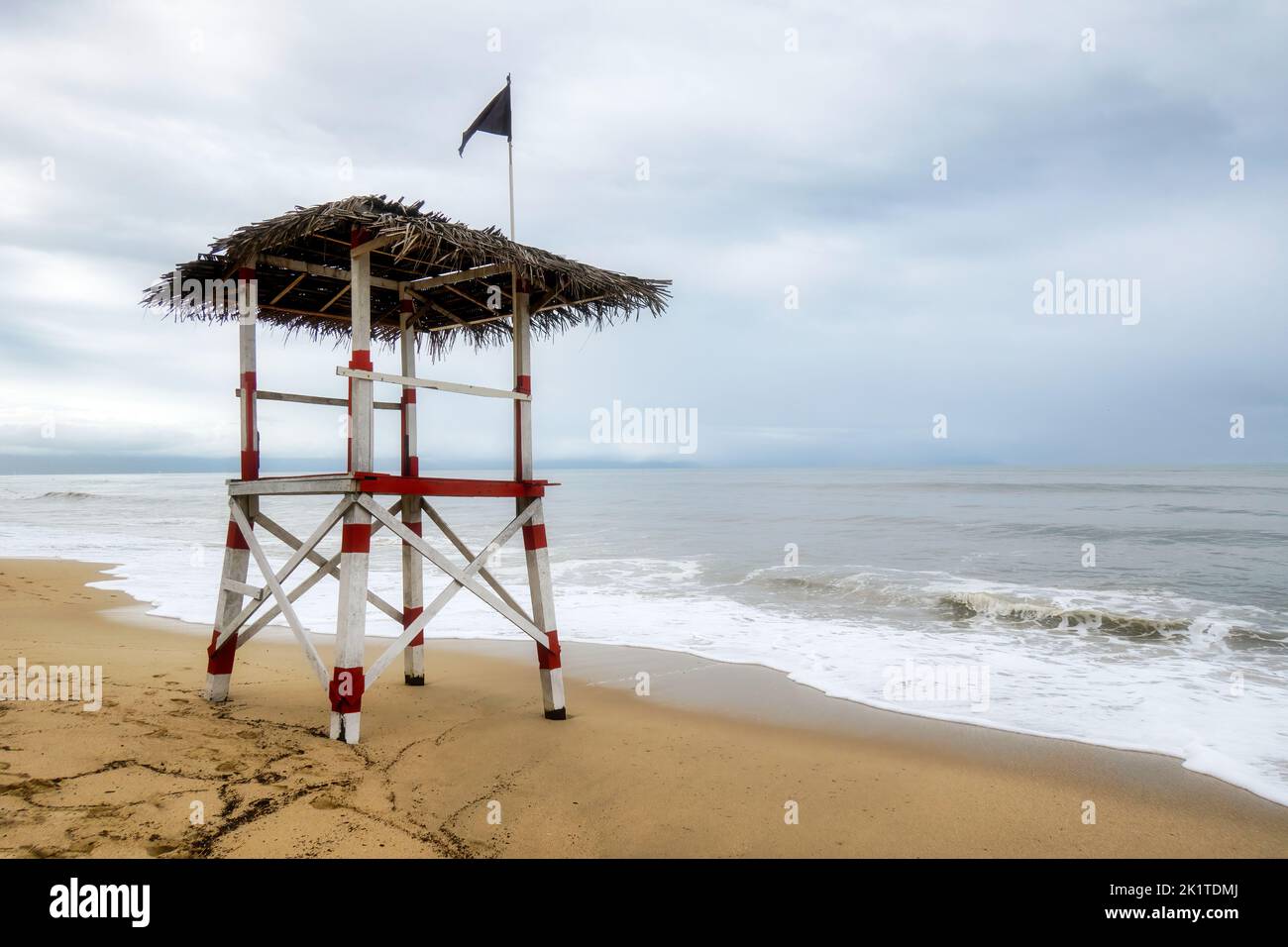 Abandoned lifeguard station hi-res stock photography and images - Alamy