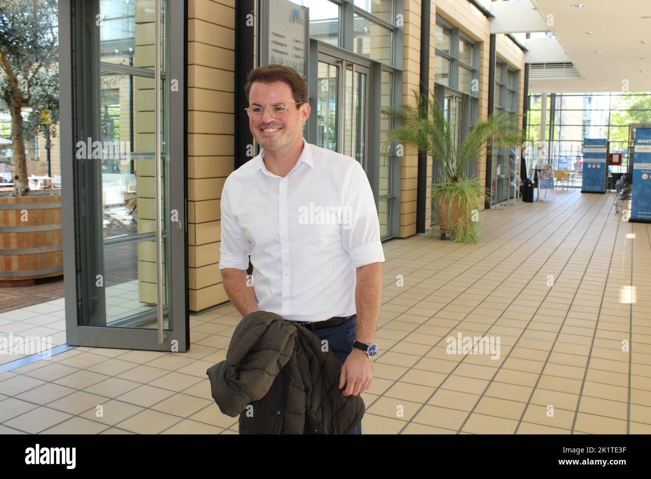 Dr. Joseph Heß bei der Ankunft zur Aufzeichnung der MDR-Talkshow ...