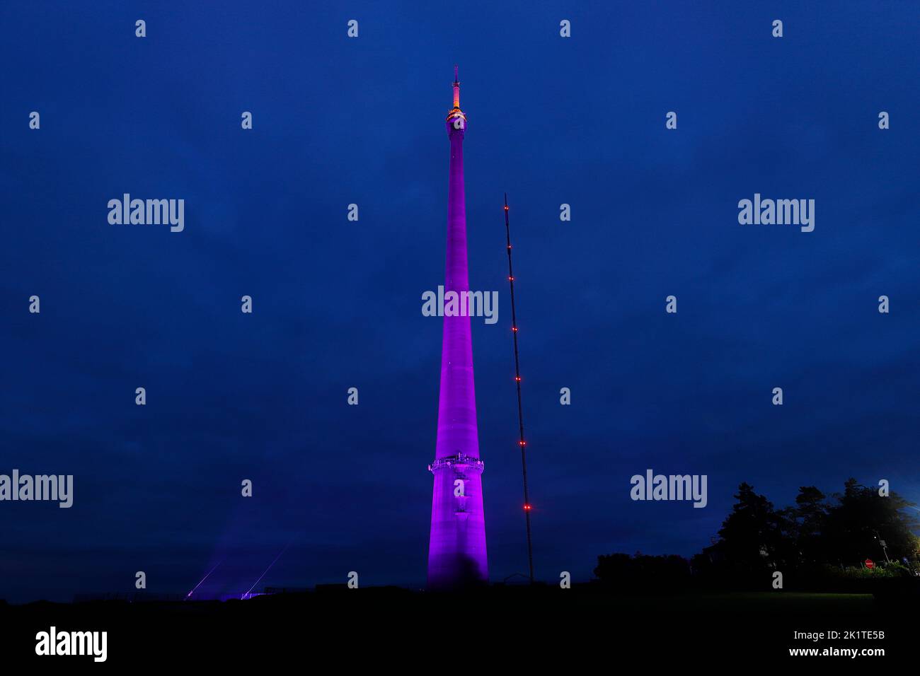 Emley moor is the tallest free standing uk structure hi-res stock ...