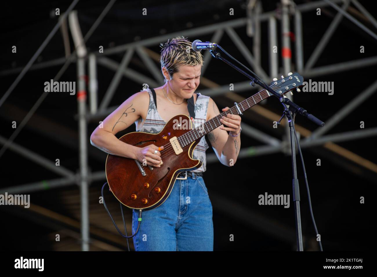 Big thief bass player hi-res stock photography and images - Alamy