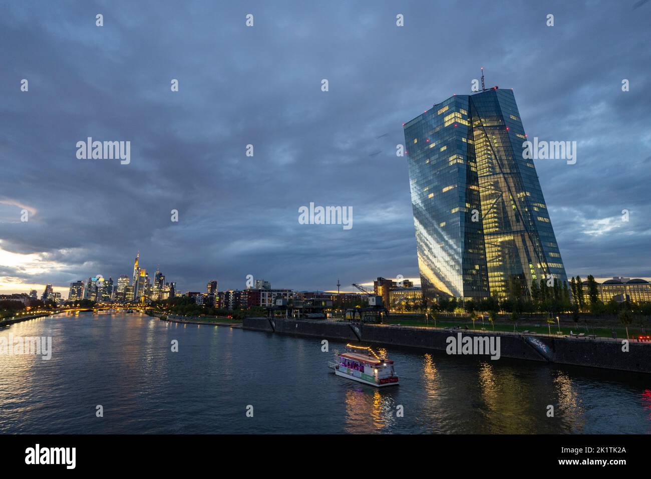 20 September 2022, Hessen, Frankfurt/Main: A party boat sails past the ...