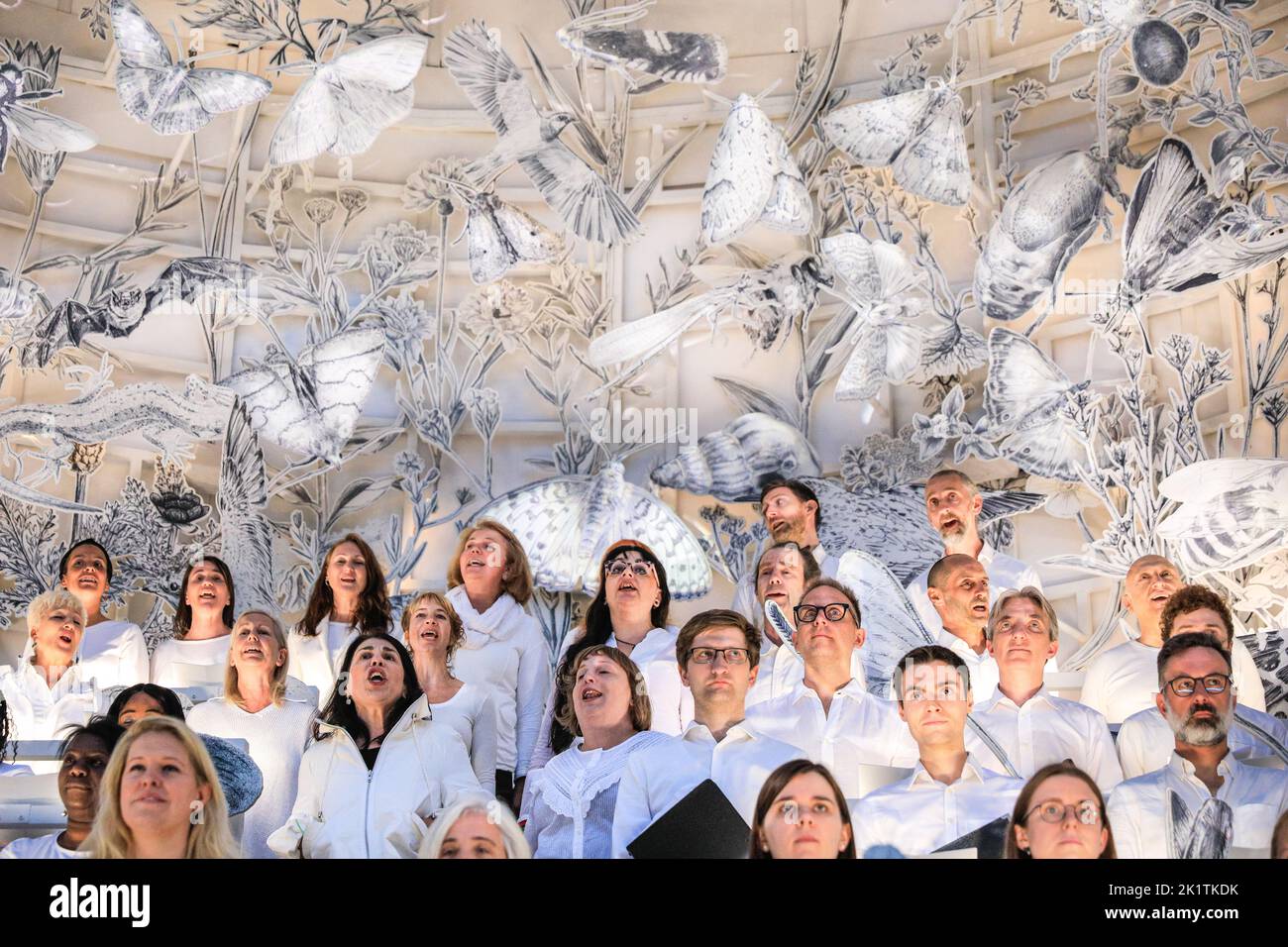 London, UK, 20th Sep 2022. Choir singing. 'Come Home Again', large ...