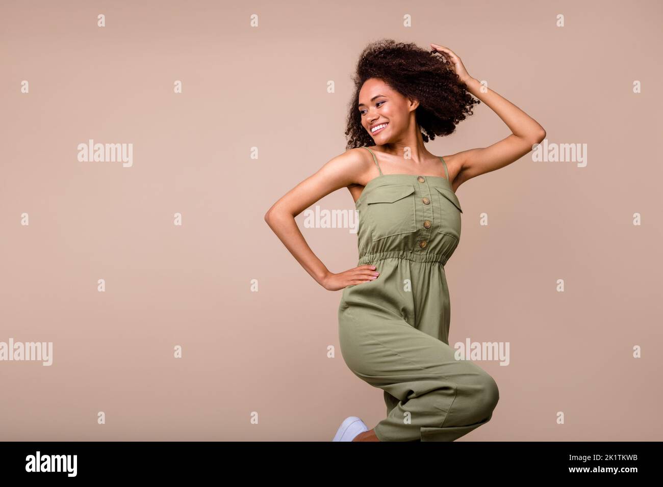 Photo portrait of attractive young girl wavy hair posing visit spa ...