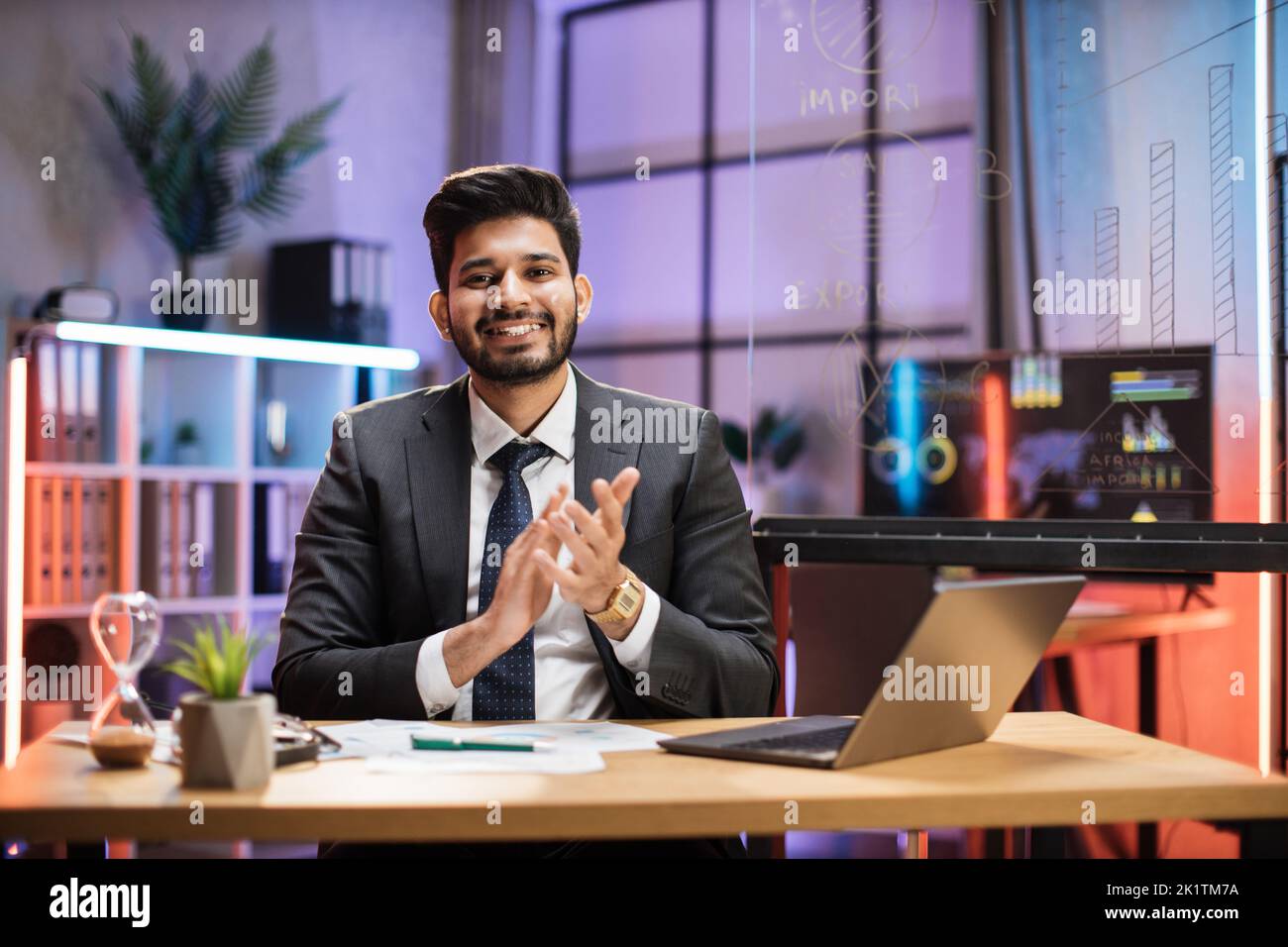Office clapping arab hi-res stock photography and images - Alamy