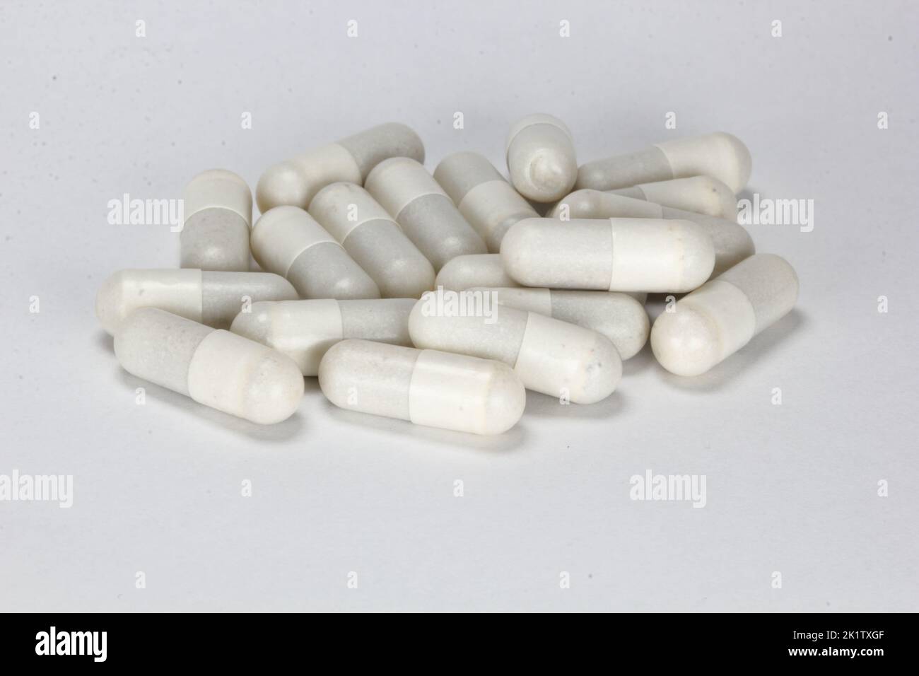 White medicine capsules, pills, tablets on white background Stock Photo ...