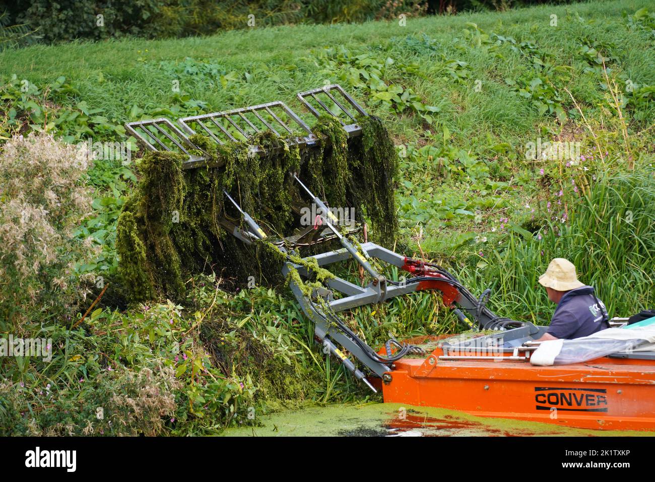 Mowing boats, Conver, weed, grass, plant growth, embankments, waterways ...