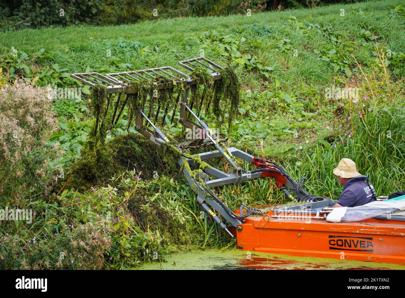 Mowing boats, Conver, weed, grass, plant growth, embankments, waterways ...