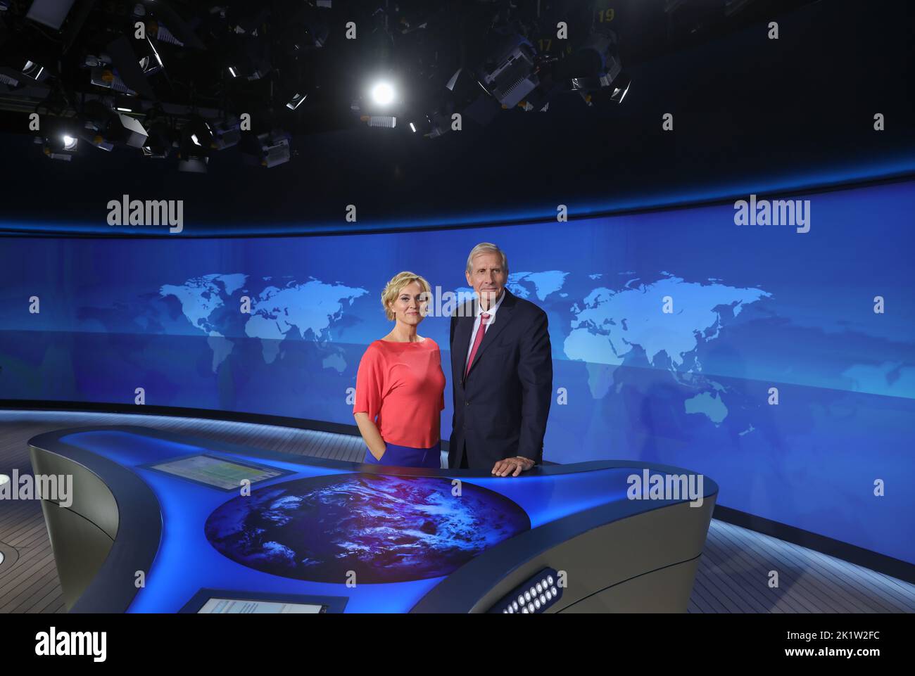 Hamburg, Germany. 20th Sep, 2022. Presenter Ulrich Wickert announces in ...