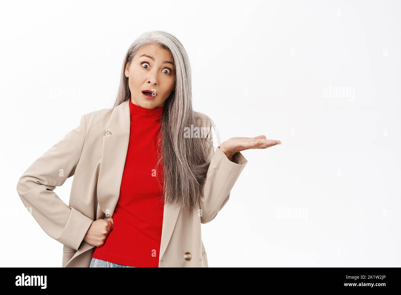 Portrait of asian senior woman, korean middle-aged woman in stylish ...