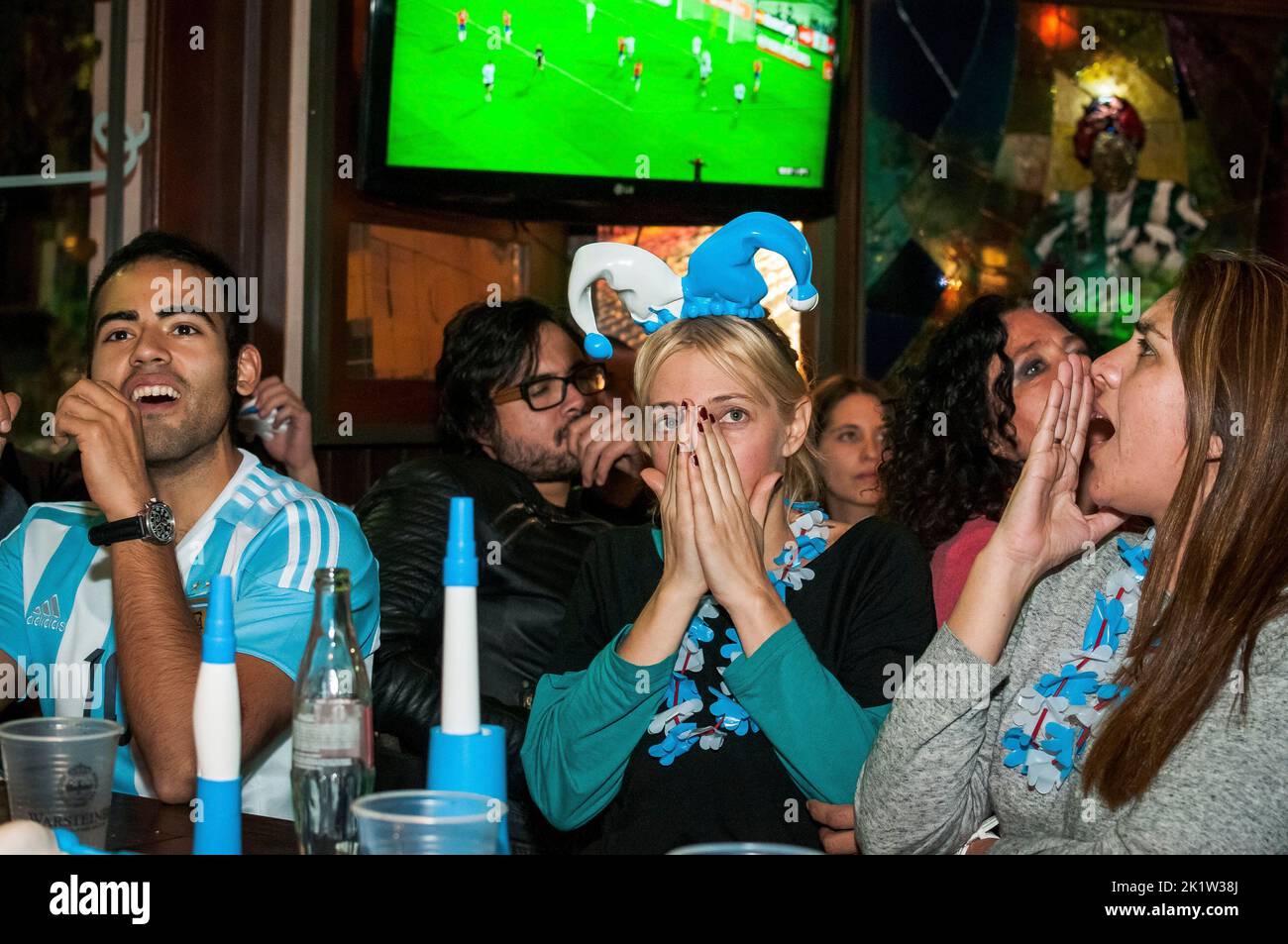 Football fans bar hi-res stock photography and images - Alamy