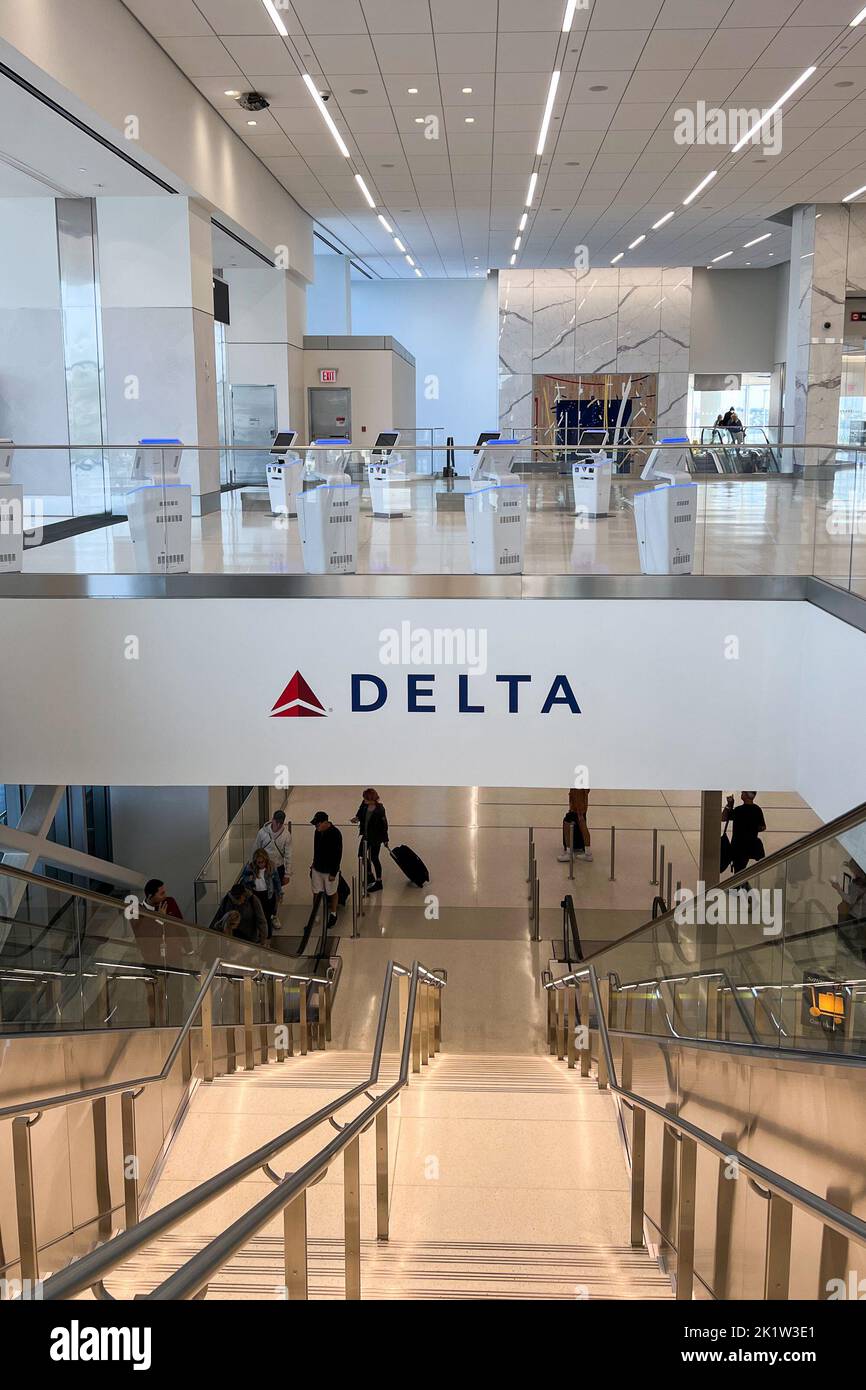 Delta airline planes at gates usa hi-res stock photography and images ...